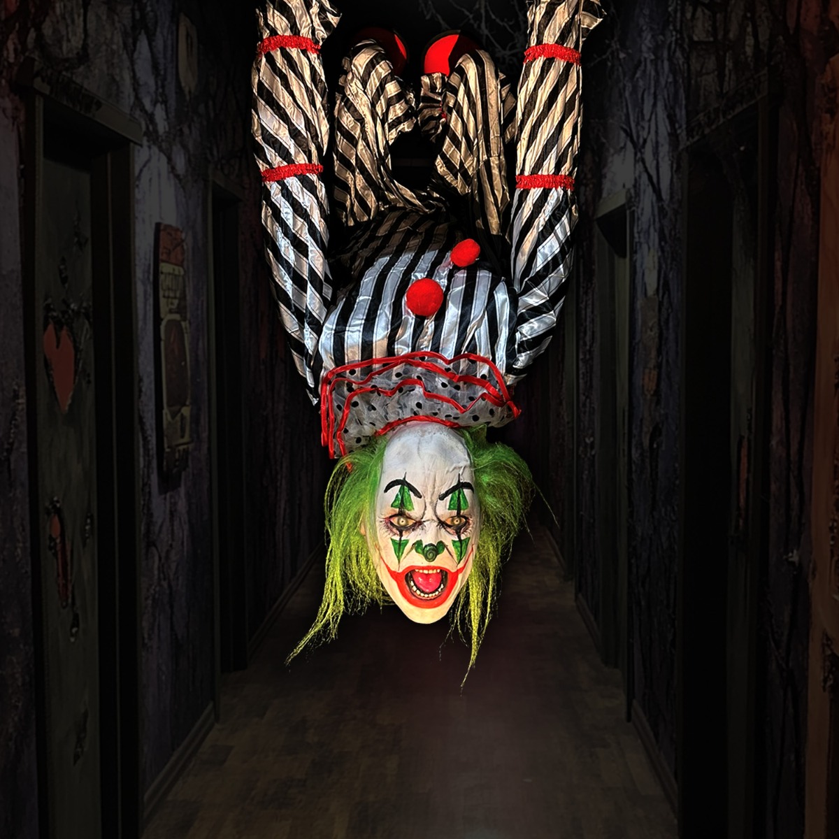 Ceiling Dweller Freakshow Clown : Poison Props Animatronic Prop